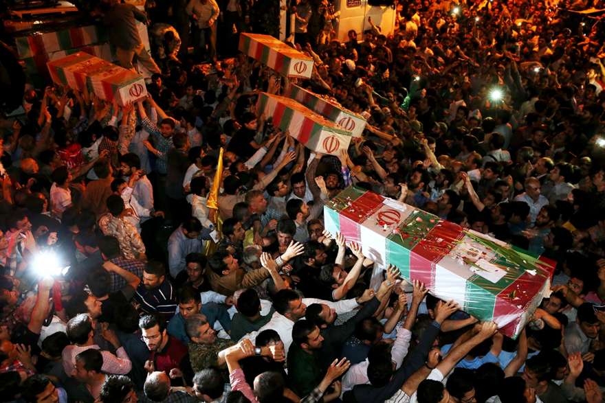 Miles de iraníes asisten al funeral de los soldados muertos en la ...