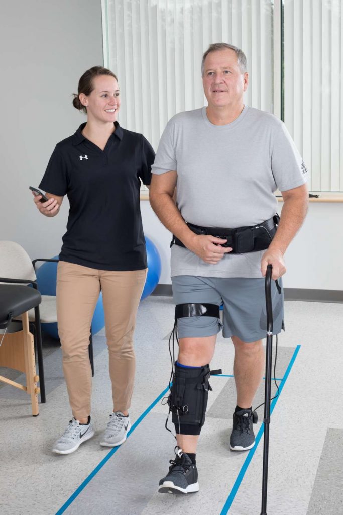 ReWalk de Israel lanza ReStore, exoesqueleto que ayuda a caminar a ...