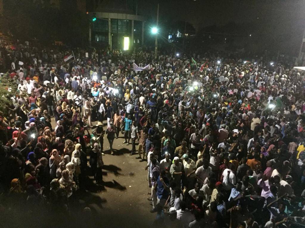 Funcionarios sudaneses dicen que el ejército obligó al presidente Omar ...