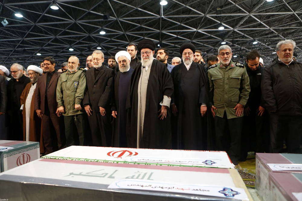 Líder Supremo Ali Jamenei de Irán llora en el funeral de Soleimani ...