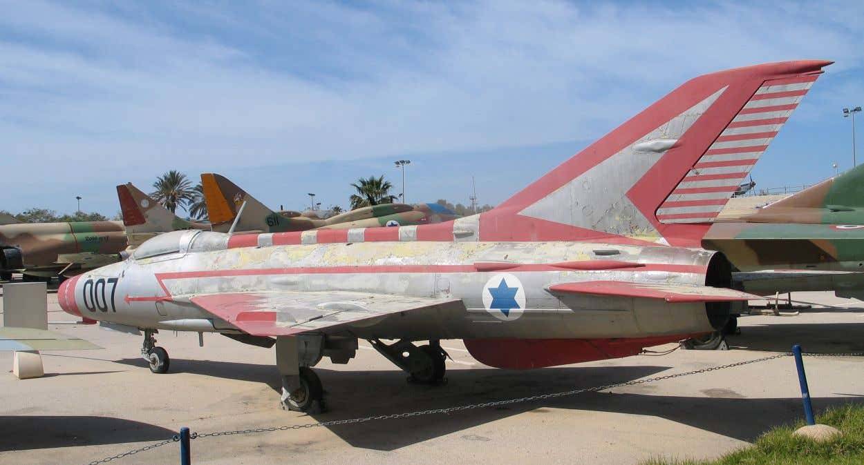Cómo Israel consiguió este MiG-21 con el que posó Sean Connery ...