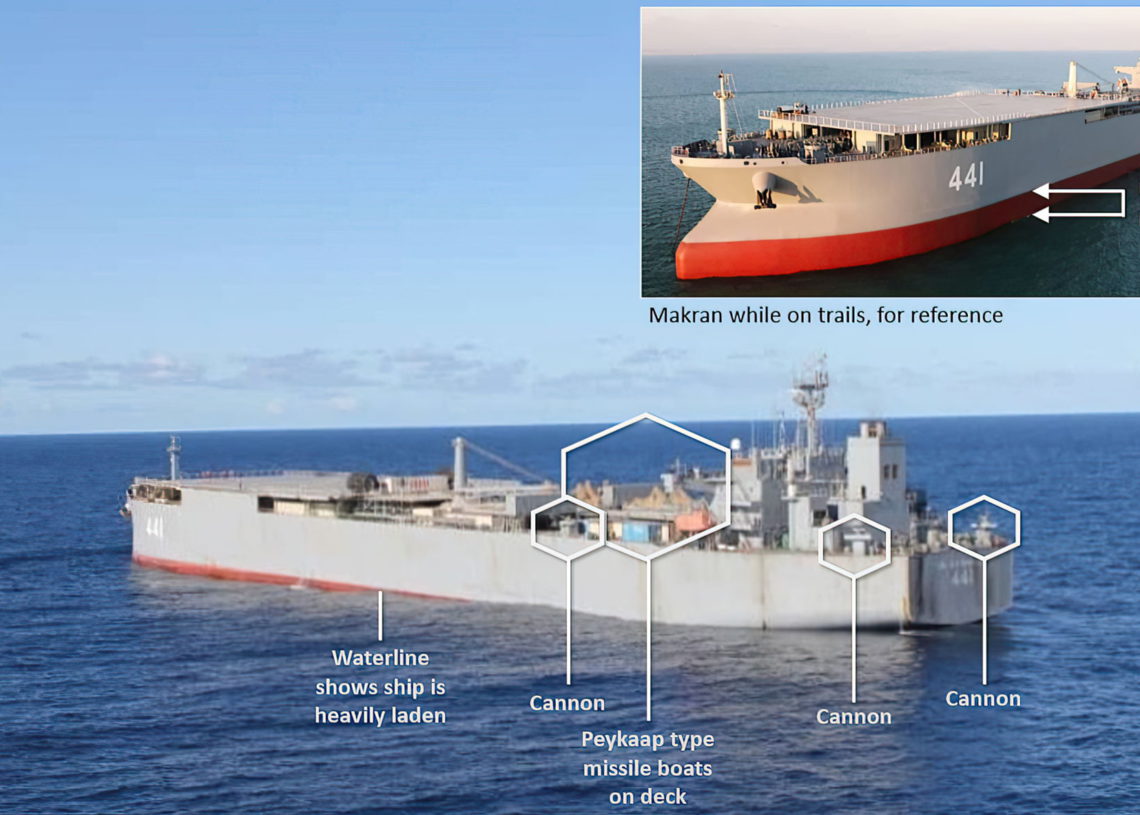 Buque de guerra de Irán navega superando su línea de flotación