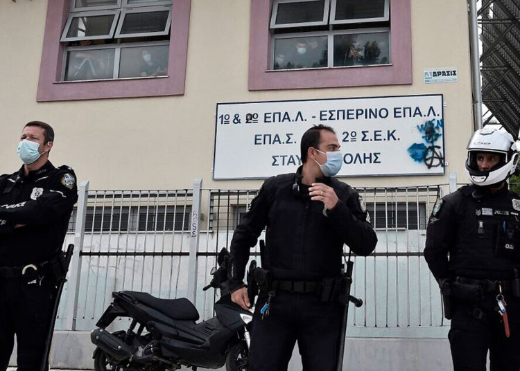 Jóvenes de extrema derecha hacen el saludo nazi y lanzan bombas en una ...