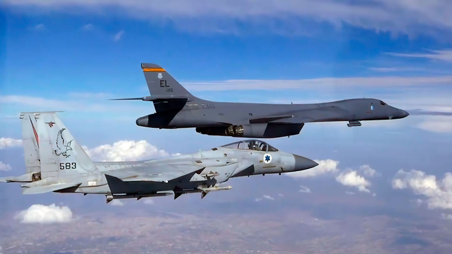 Cazas F-15 israelíes escoltan a un bombardero estadounidense - Noticias de Israel