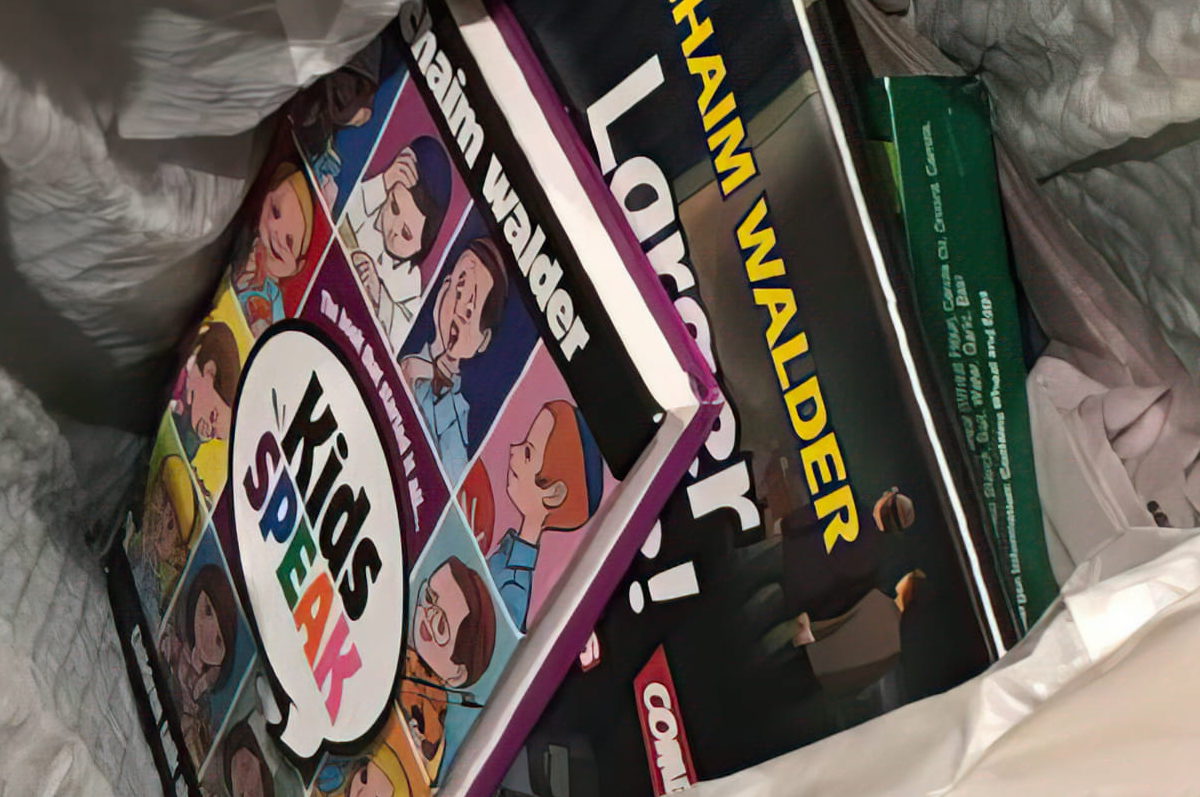 Los libros de Chaim Walder son quemados frente a su tumba