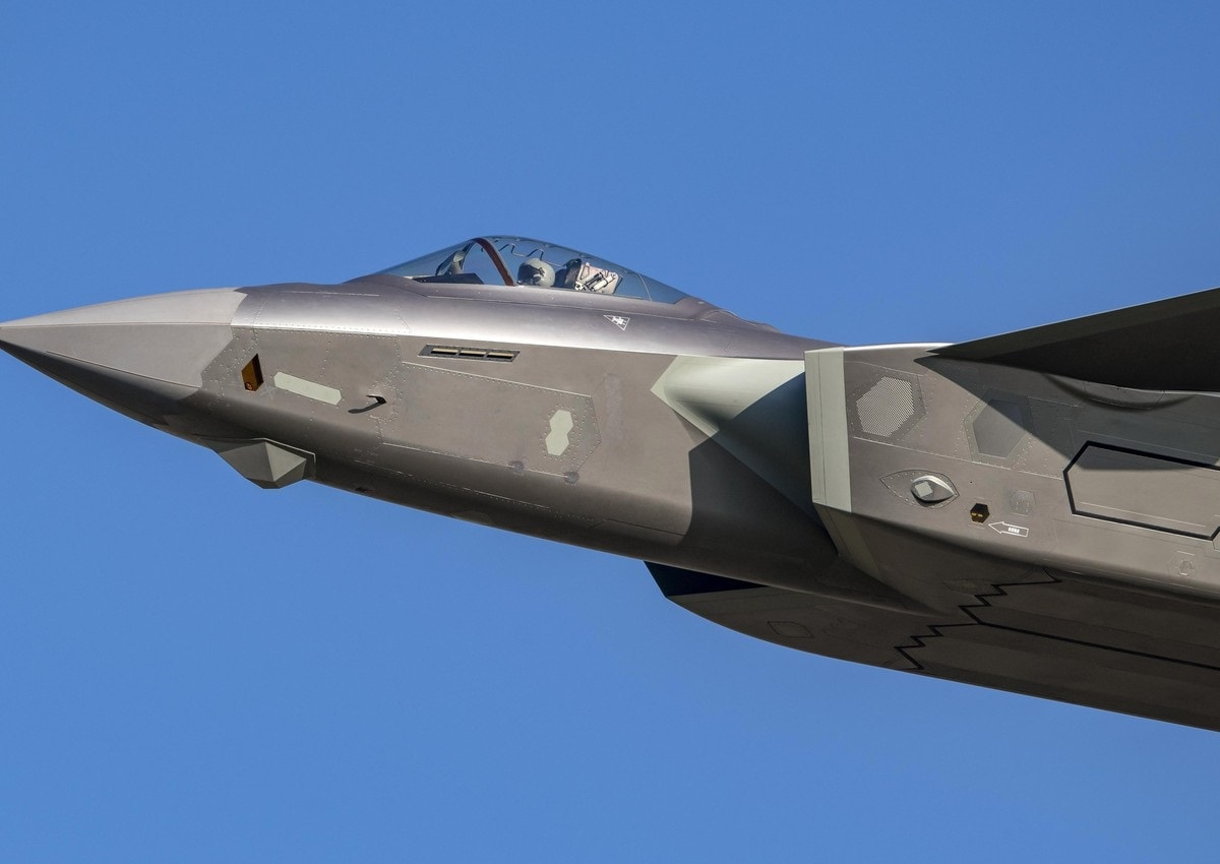 El J-20 de China muestra maniobras en una exhibición aérea