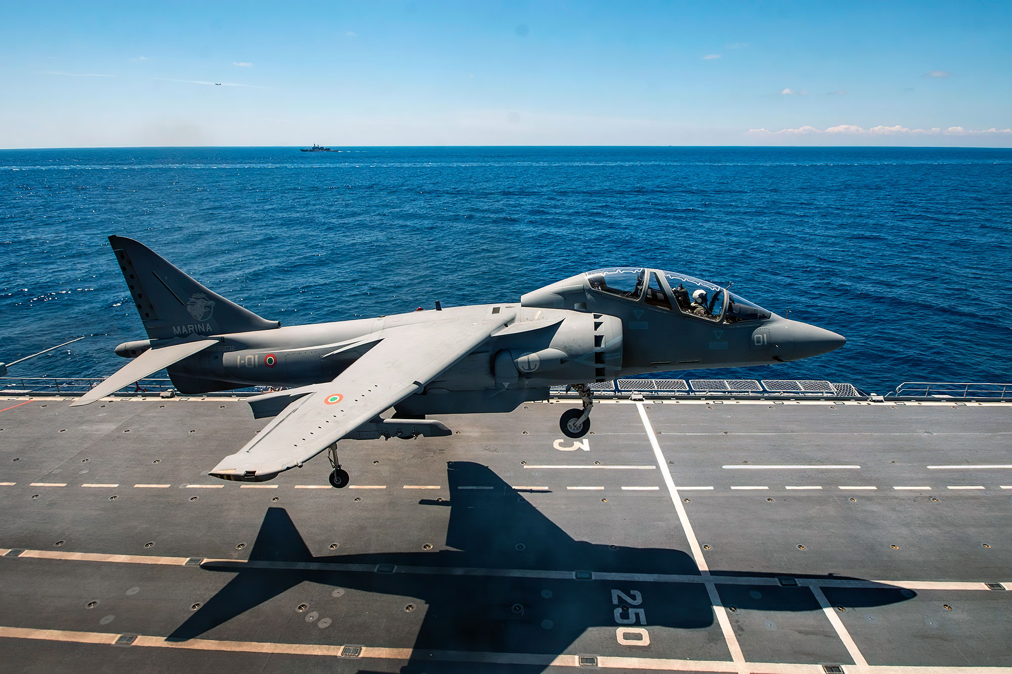 Los Harrier se han ido, pero el improbable portaaviones tailandés sigue ...