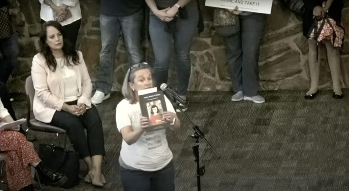 El distrito escolar de Texas reincorpora el diario de Ana Frank en ...