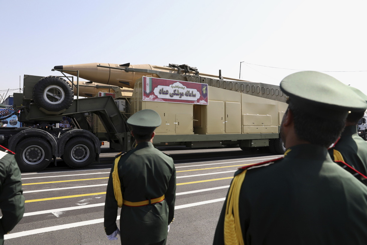 Irán presenta un nuevo misil balístico de precisión en un desfile ...