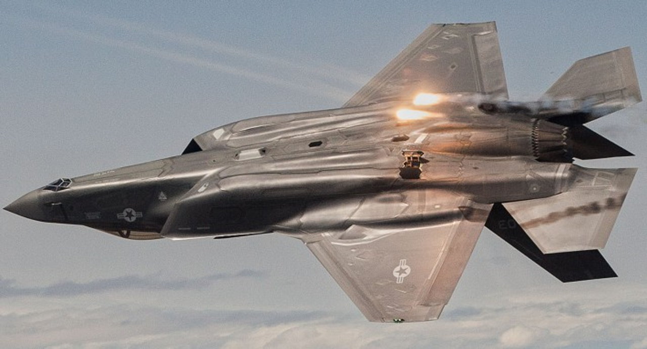 Caza F-35 vuela con una escotilla abierta - Noticias de Israel