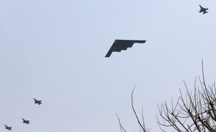 Estados Unidos presenta el nuevo bombardero furtivo B-21 Raider ...
