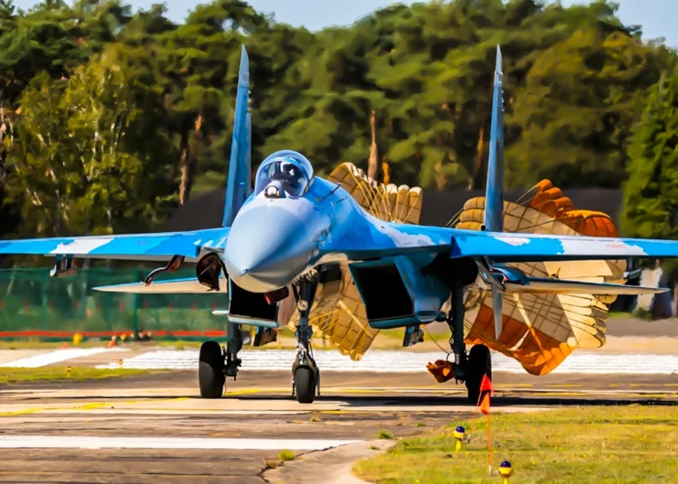 Su-27 ucraniano despega y aterriza en una carretera convencional