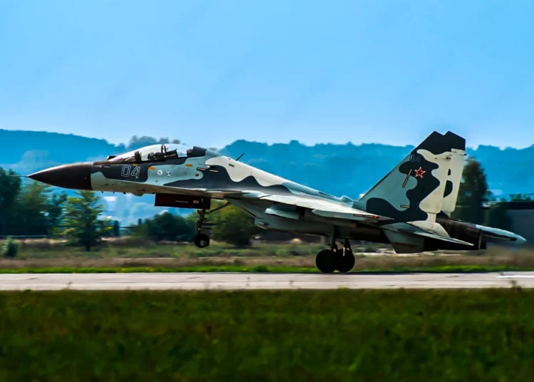 General estadounidense pilota caza ruso Su-30MKI en un ejercicio