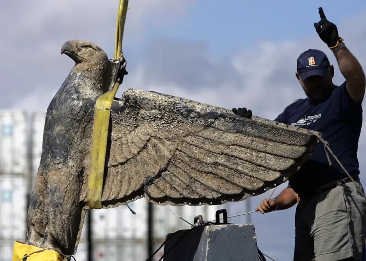 Uruguay fundirá águila nazi y hará una paloma de la paz
