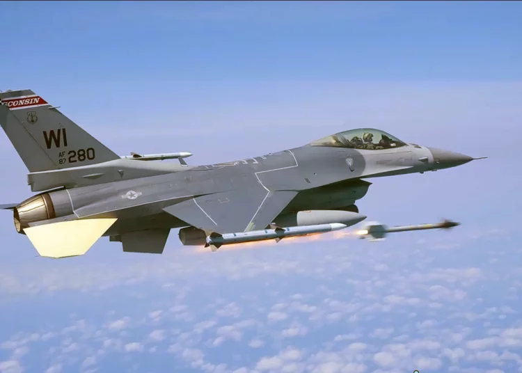 EE. UU. ofrece misiles AIM-120 y JDAM para los F-16 de Argentina