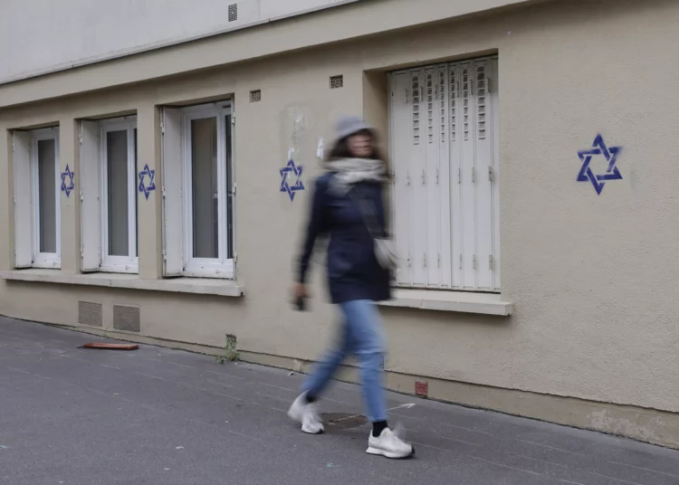 Marcan edificios de París con estrellas de David