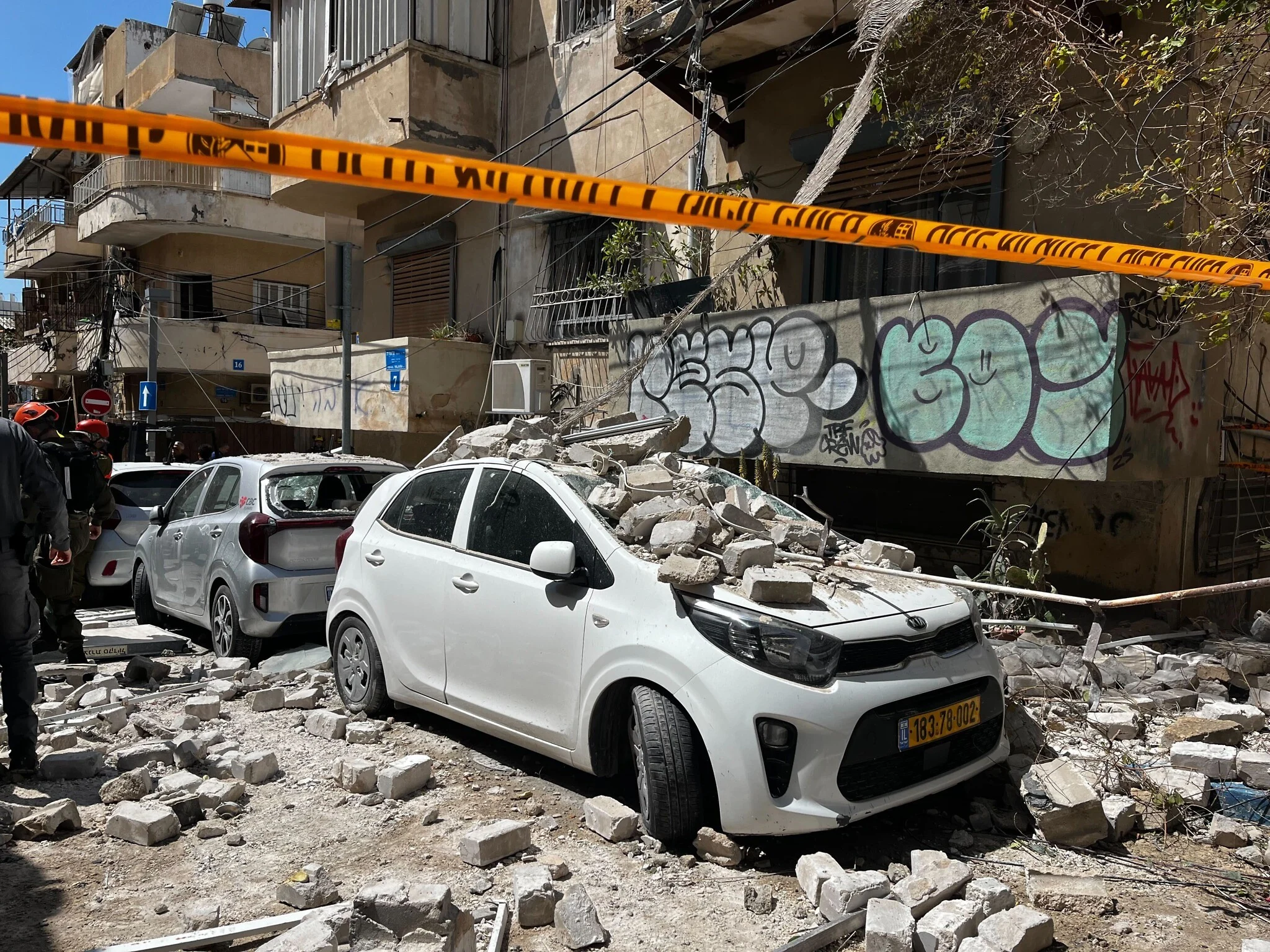 Misil con cabeza de racimo deja 15 heridos en Tel Aviv