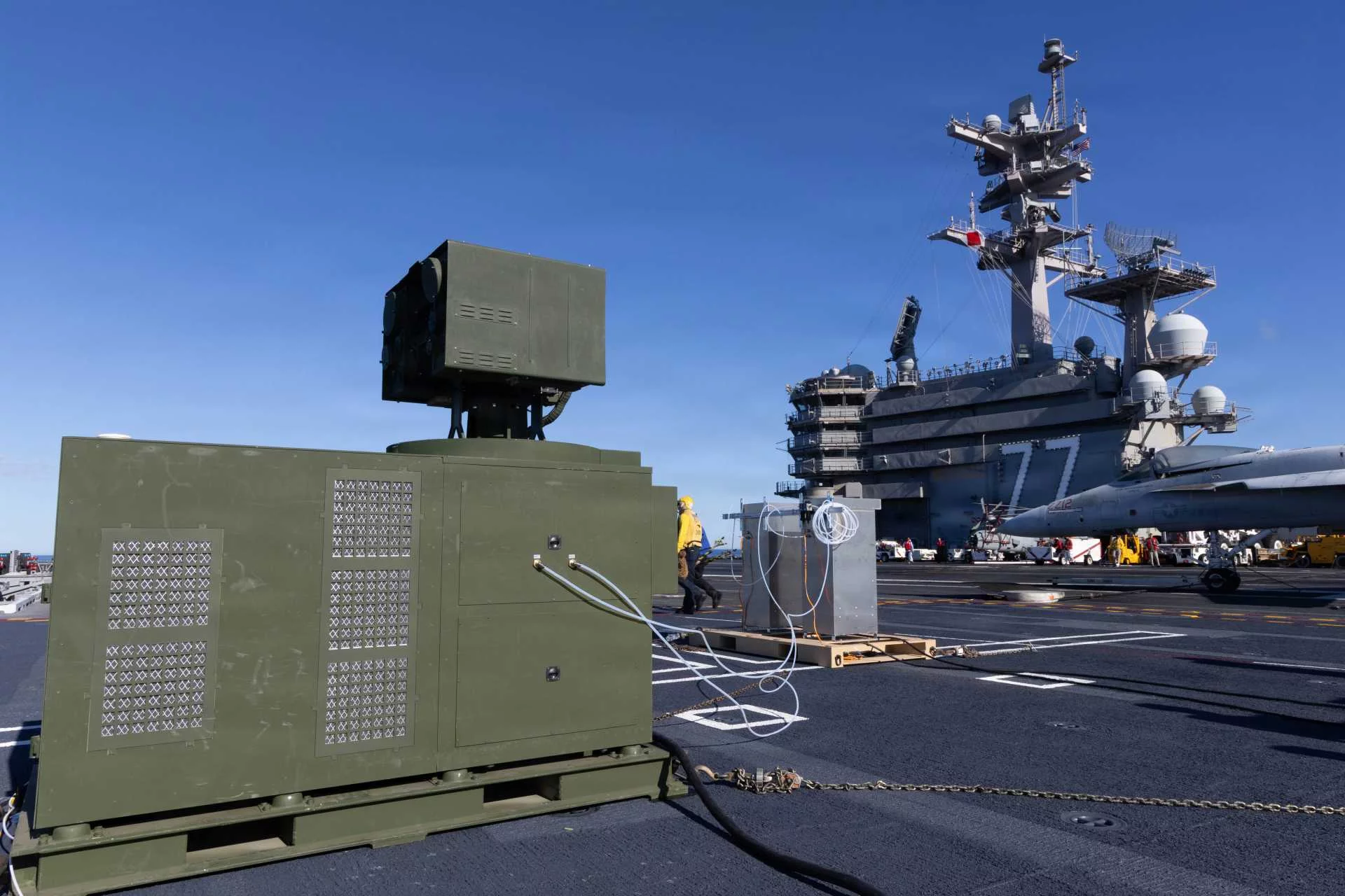 El USS George H.W. Bush equipado con un láser antidrones