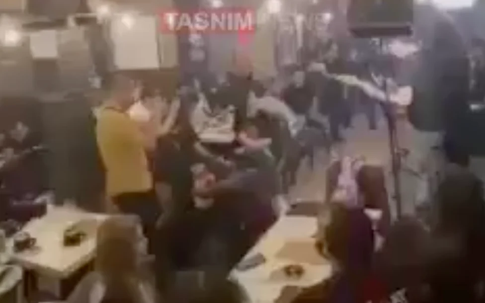 Autoridades iraníes cierran una cafetería por “actividades satánicas”